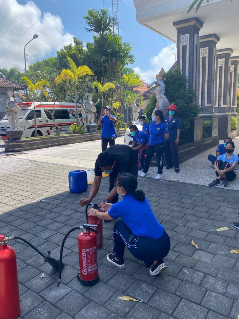 SOSIALISASI APAR (ALAT PEMADAM API RINGAN) DAN SIMULASI PEMADAM ...